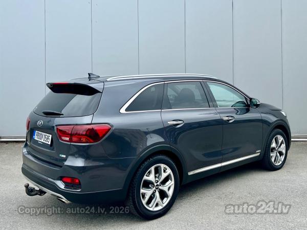 Grey Kia Sorento 2018 in Tallinn, with an engine capacity of 2.20 L and mileage of 189 thousand km for 17999 €, photo 6 on AUTOMOTO.COM.LV