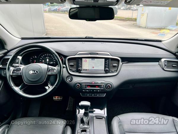 Grey Kia Sorento 2018 in Tallinn, with an engine capacity of 2.20 L and mileage of 189 thousand km for 17999 €, photo 7 on AUTOMOTO.COM.LV