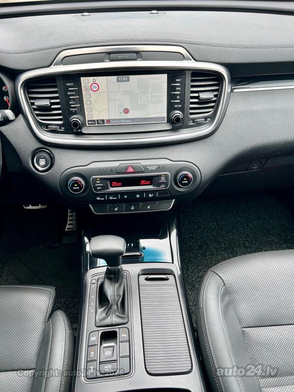 Grey Kia Sorento 2018 in Tallinn, with an engine capacity of 2.20 L and mileage of 189 thousand km for 17999 €, photo 9 on AUTOMOTO.COM.LV