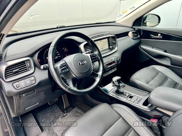 Grey Kia Sorento 2018 in Tallinn, with an engine capacity of 2.20 L and mileage of 189 thousand km for 17999 €, photo 10 on AUTOMOTO.COM.LV