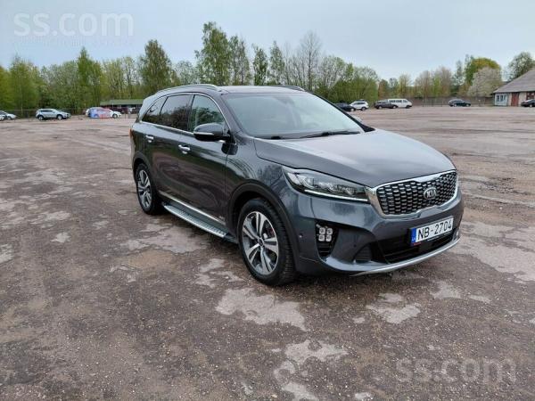 Grey Kia Sorento 2018 in Talsi, with an engine capacity of 2.20 L and mileage of 136 thousand km for 16700 €, photo 3 on AUTOMOTO.COM.LV
