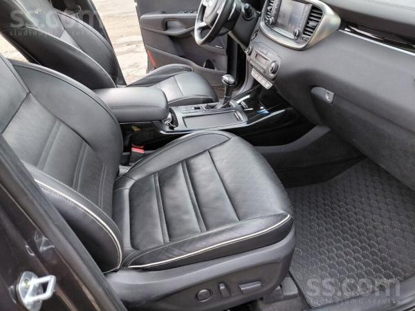Grey Kia Sorento 2018 in Talsi, with an engine capacity of 2.20 L and mileage of 136 thousand km for 16700 €, photo 7 on AUTOMOTO.COM.LV