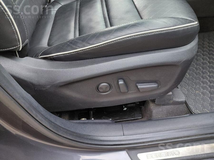 Grey Kia Sorento 2018 in Talsi, with an engine capacity of 2.20 L and mileage of 136 thousand km for 16700 €, photo 10 on AUTOMOTO.COM.LV