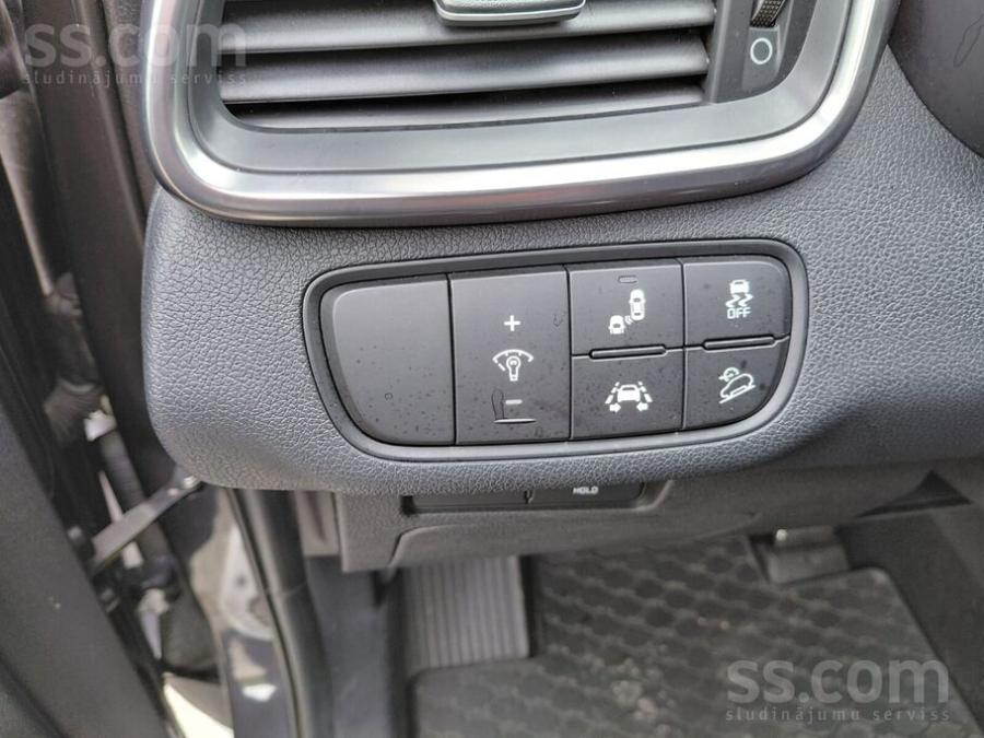 Grey Kia Sorento 2018 in Talsi, with an engine capacity of 2.20 L and mileage of 136 thousand km for 16700 €, photo 21 on AUTOMOTO.COM.LV