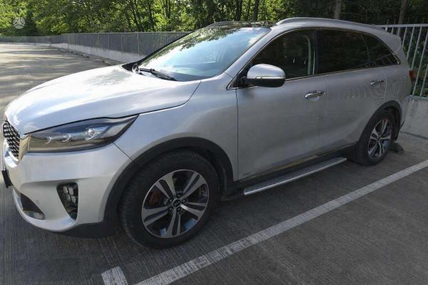 Grey Kia Sorento 2018 in Vilnius, with an engine capacity of 2.20 L and mileage of 206 thousand km for 14900 €, photo 3 on AUTOMOTO.COM.LV