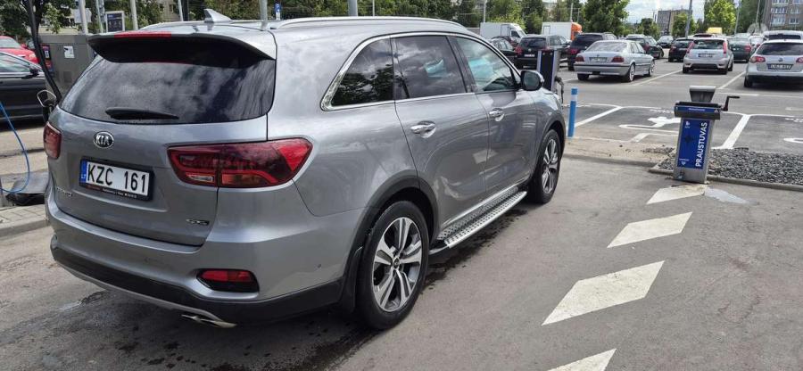Grey Kia Sorento 2019 in Vilnius, with an engine capacity of 2.20 L and mileage of 145 thousand km for 19500 €, photo 4 on AUTOMOTO.COM.LV