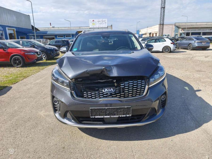 Grey Kia Sorento 2019 in Siauliai, with an engine capacity of 2.20 L and mileage of 81 thousand km for 15900 €, photo 4 on AUTOMOTO.COM.LV