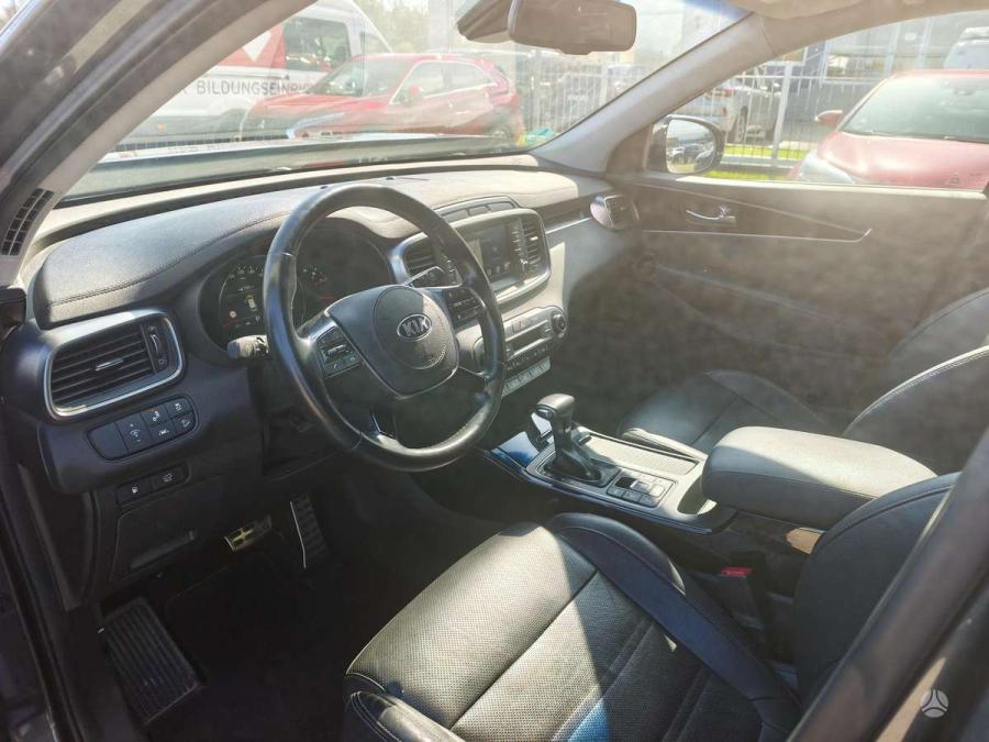 Grey Kia Sorento 2019 in Siauliai, with an engine capacity of 2.20 L and mileage of 81 thousand km for 15900 €, photo 8 on AUTOMOTO.COM.LV