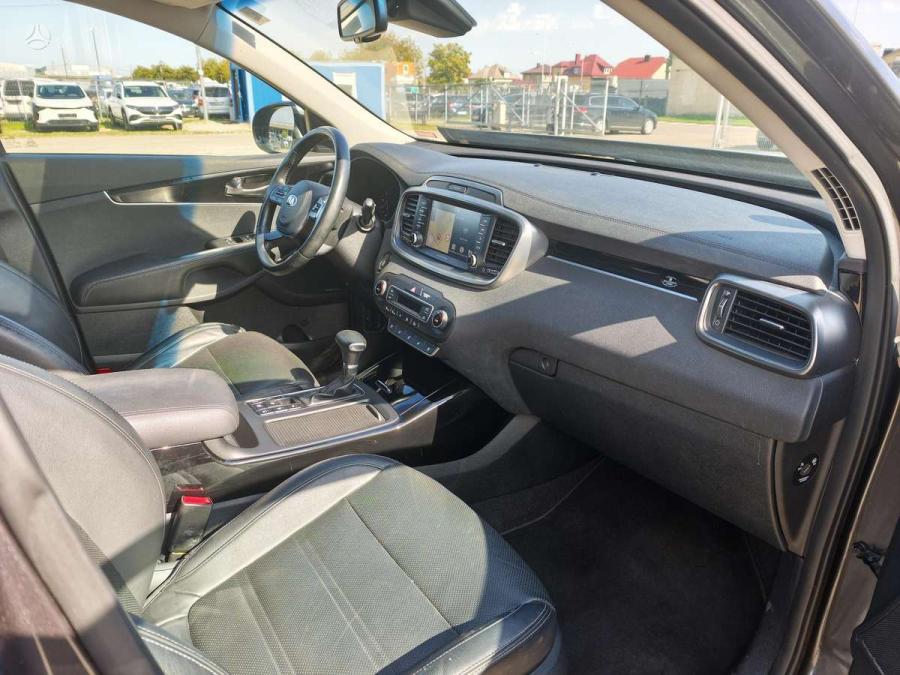 Grey Kia Sorento 2019 in Siauliai, with an engine capacity of 2.20 L and mileage of 81 thousand km for 15900 €, photo 9 on AUTOMOTO.COM.LV