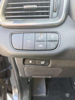Grey Kia Sorento 2019 in Siauliai, with an engine capacity of 2.20 L and mileage of 81 thousand km for 15900 €, photo 14 on AUTOMOTO.COM.LV