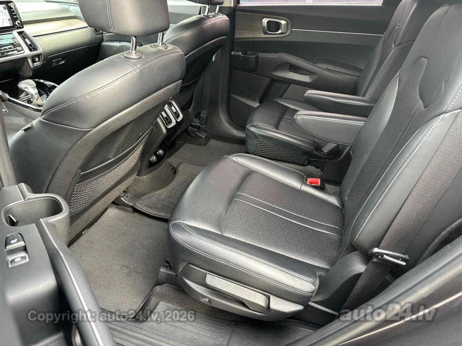 Grey Kia Sorento 2020 in Tallinn, with an engine capacity of 2.20 L and mileage of 127 thousand km for 29880 €, photo 15 on AUTOMOTO.COM.LV