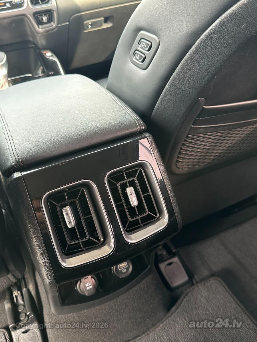 Grey Kia Sorento 2020 in Tallinn, with an engine capacity of 2.20 L and mileage of 127 thousand km for 29880 €, photo 17 on AUTOMOTO.COM.LV