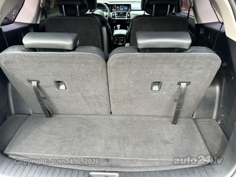 Grey Kia Sorento 2020 in Tallinn, with an engine capacity of 2.20 L and mileage of 127 thousand km for 29880 €, photo 24 on AUTOMOTO.COM.LV