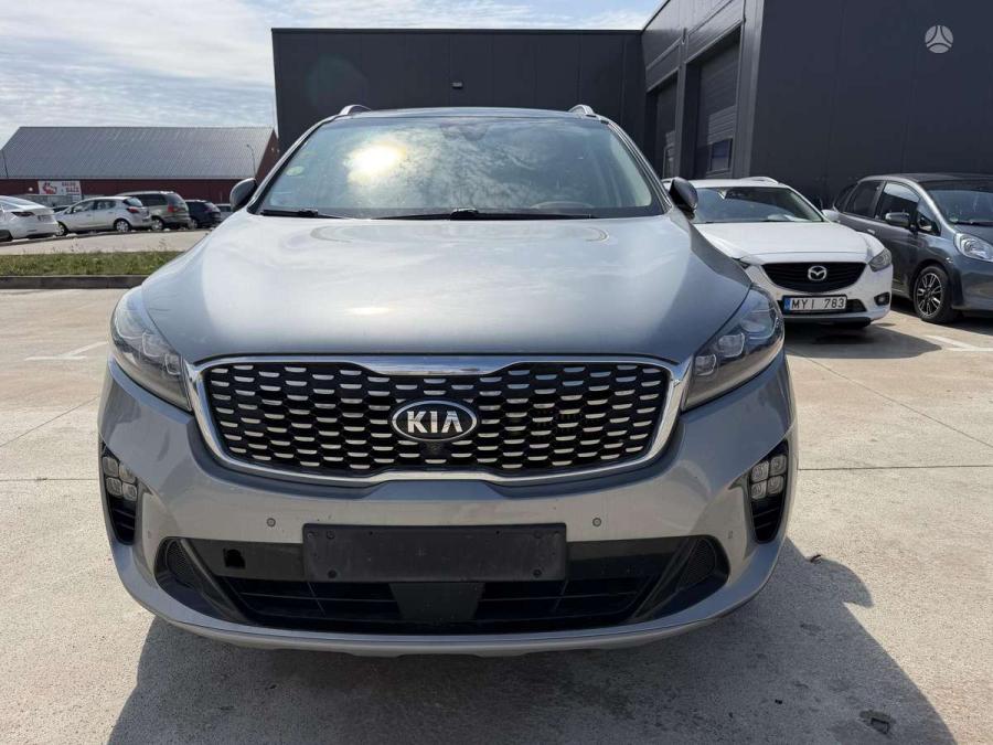 Grey Kia Sorento 2020 in Siauliai, with an engine capacity of 2.20 L and mileage of 230 thousand km for 12900 €, photo 4 on AUTOMOTO.COM.LV