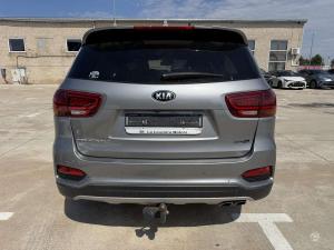 Grey Kia Sorento 2020 in Siauliai, with an engine capacity of 2.20 L and mileage of 230 thousand km for 12900 €, photo 5 on AUTOMOTO.COM.LV