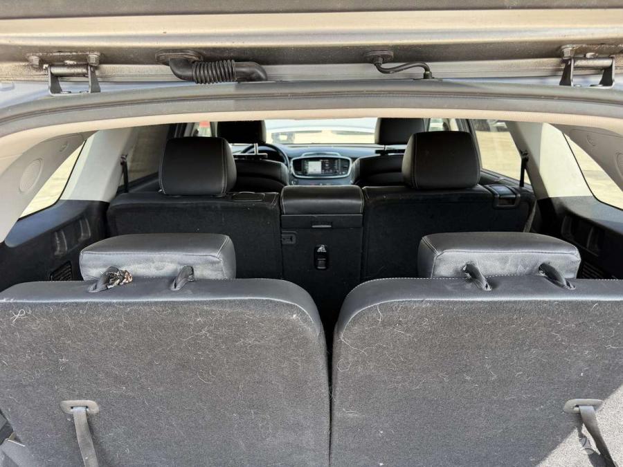 Grey Kia Sorento 2020 in Siauliai, with an engine capacity of 2.20 L and mileage of 230 thousand km for 12900 €, photo 22 on AUTOMOTO.COM.LV