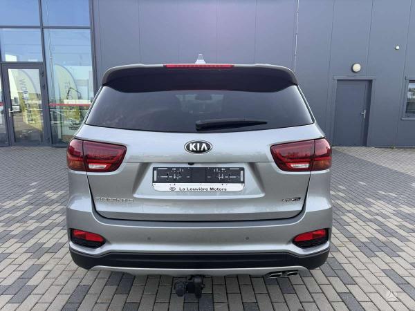 Grey Kia Sorento 2020 in Siauliai, with an engine capacity of 2.20 L and mileage of 231 thousand km for 16200 €, photo 9 on AUTOMOTO.COM.LV