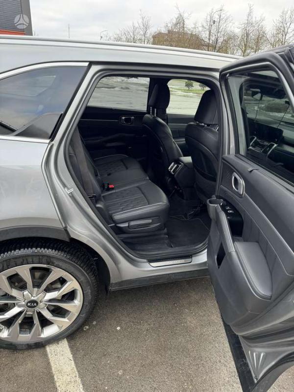 Grey Kia Sorento 2021 in Siauliai, with an engine capacity of 2.15 L and mileage of 36 thousand km for 35500 €, photo 11 on AUTOMOTO.COM.LV