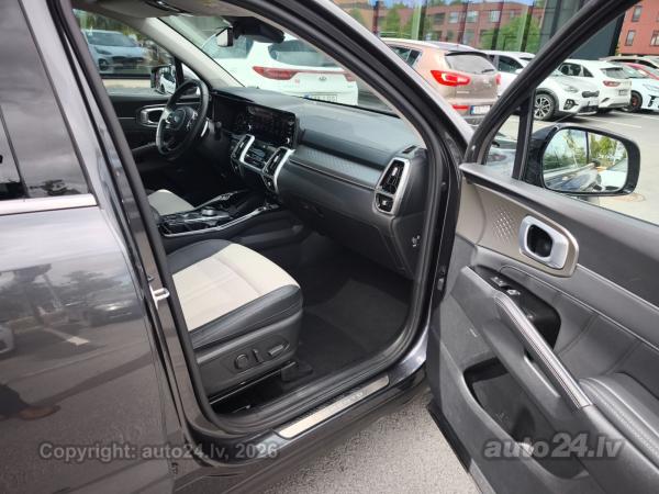 Grey Kia Sorento 2021 in Tallinn, with an engine capacity of 2.20 L and mileage of 87 thousand km for 32900 €, photo 6 on AUTOMOTO.COM.LV