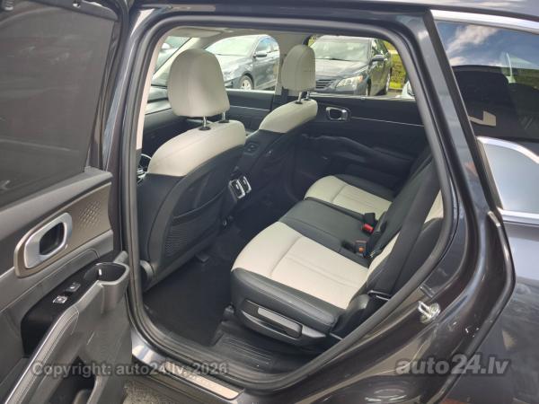 Grey Kia Sorento 2021 in Tallinn, with an engine capacity of 2.20 L and mileage of 87 thousand km for 32900 €, photo 7 on AUTOMOTO.COM.LV