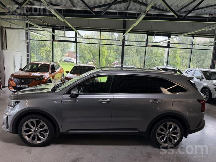 Grey Kia Sorento 2021 in Riga, with an engine capacity of 2.20 L and mileage of 144 thousand km for 26900 €, photo 3 on AUTOMOTO.COM.LV