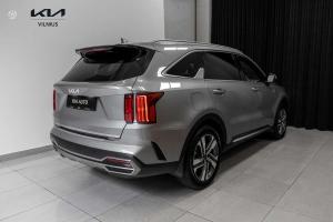 Grey Kia Sorento 2021 in Vilnius, with an engine capacity of 1.60 L and mileage of 41 thousand km for 37900 €, photo 3 on AUTOMOTO.COM.LV