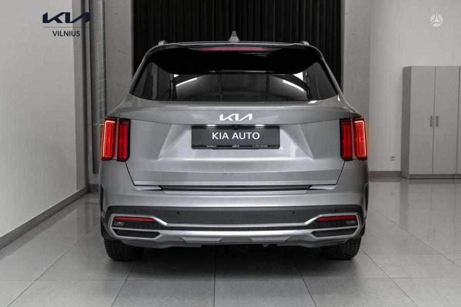 Grey Kia Sorento 2021 in Vilnius, with an engine capacity of 1.60 L and mileage of 41 thousand km for 37900 €, photo 5 on AUTOMOTO.COM.LV