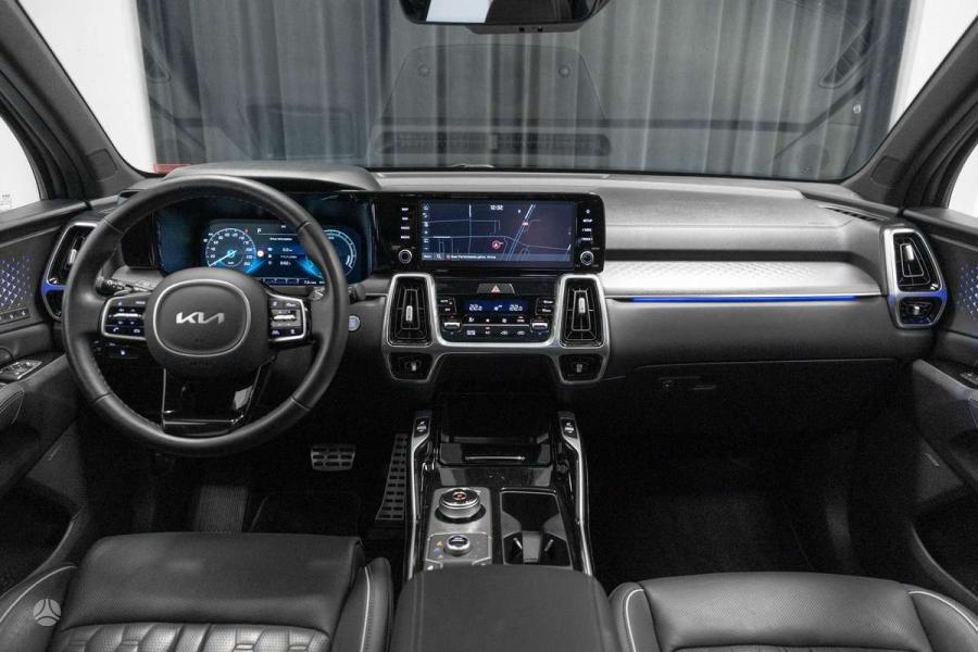 Grey Kia Sorento 2021 in Vilnius, with an engine capacity of 1.60 L and mileage of 41 thousand km for 37900 €, photo 6 on AUTOMOTO.COM.LV