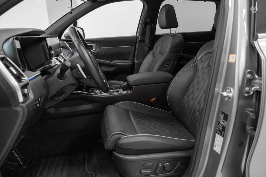 Grey Kia Sorento 2021 in Vilnius, with an engine capacity of 1.60 L and mileage of 41 thousand km for 37900 €, photo 8 on AUTOMOTO.COM.LV