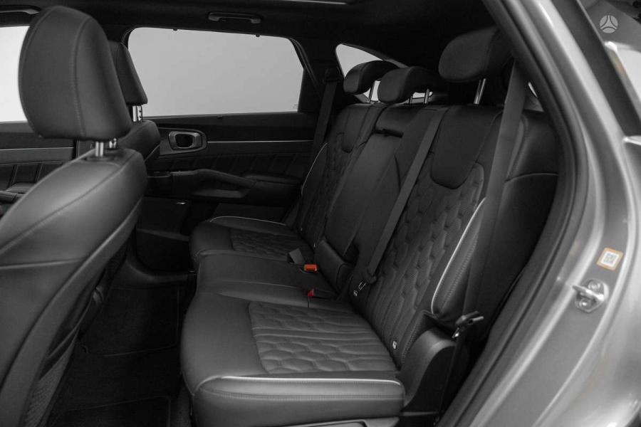 Grey Kia Sorento 2021 in Vilnius, with an engine capacity of 1.60 L and mileage of 41 thousand km for 37900 €, photo 9 on AUTOMOTO.COM.LV