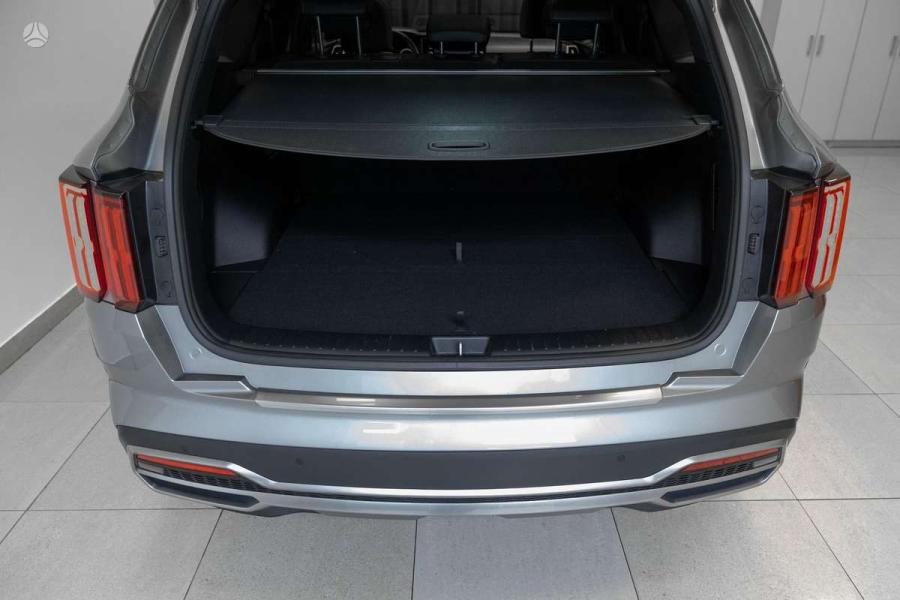 Grey Kia Sorento 2021 in Vilnius, with an engine capacity of 1.60 L and mileage of 41 thousand km for 37900 €, photo 10 on AUTOMOTO.COM.LV