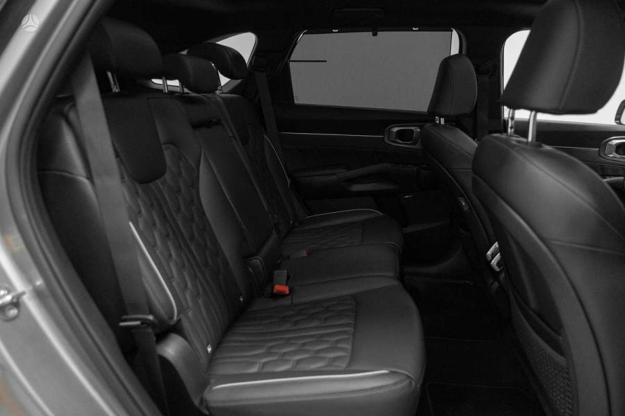 Grey Kia Sorento 2021 in Vilnius, with an engine capacity of 1.60 L and mileage of 41 thousand km for 37900 €, photo 18 on AUTOMOTO.COM.LV