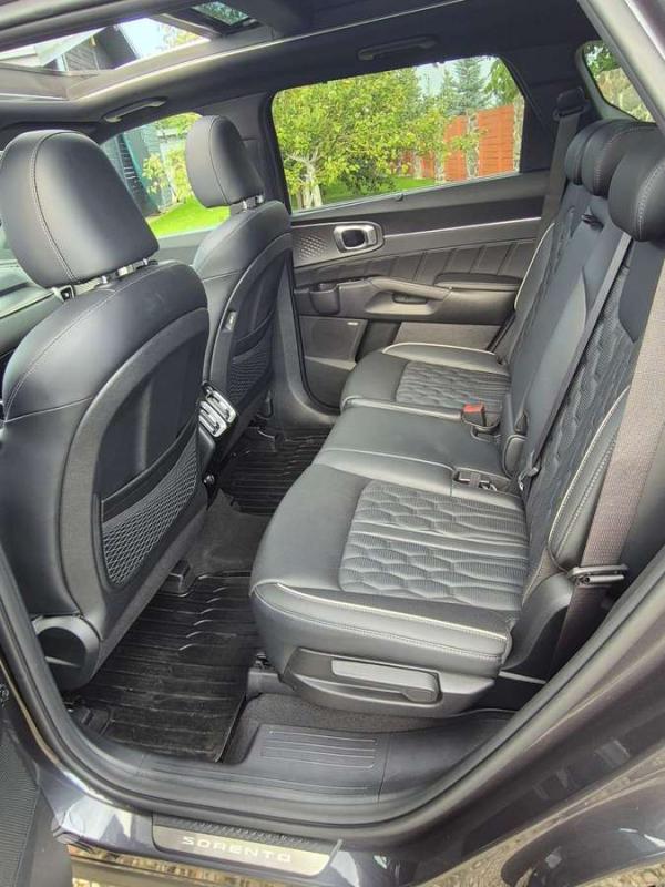 Grey Kia Sorento 2022 in Marijampole, with an engine capacity of 2.15 L and mileage of 235 thousand km for 22500 €, photo 7 on AUTOMOTO.COM.LV