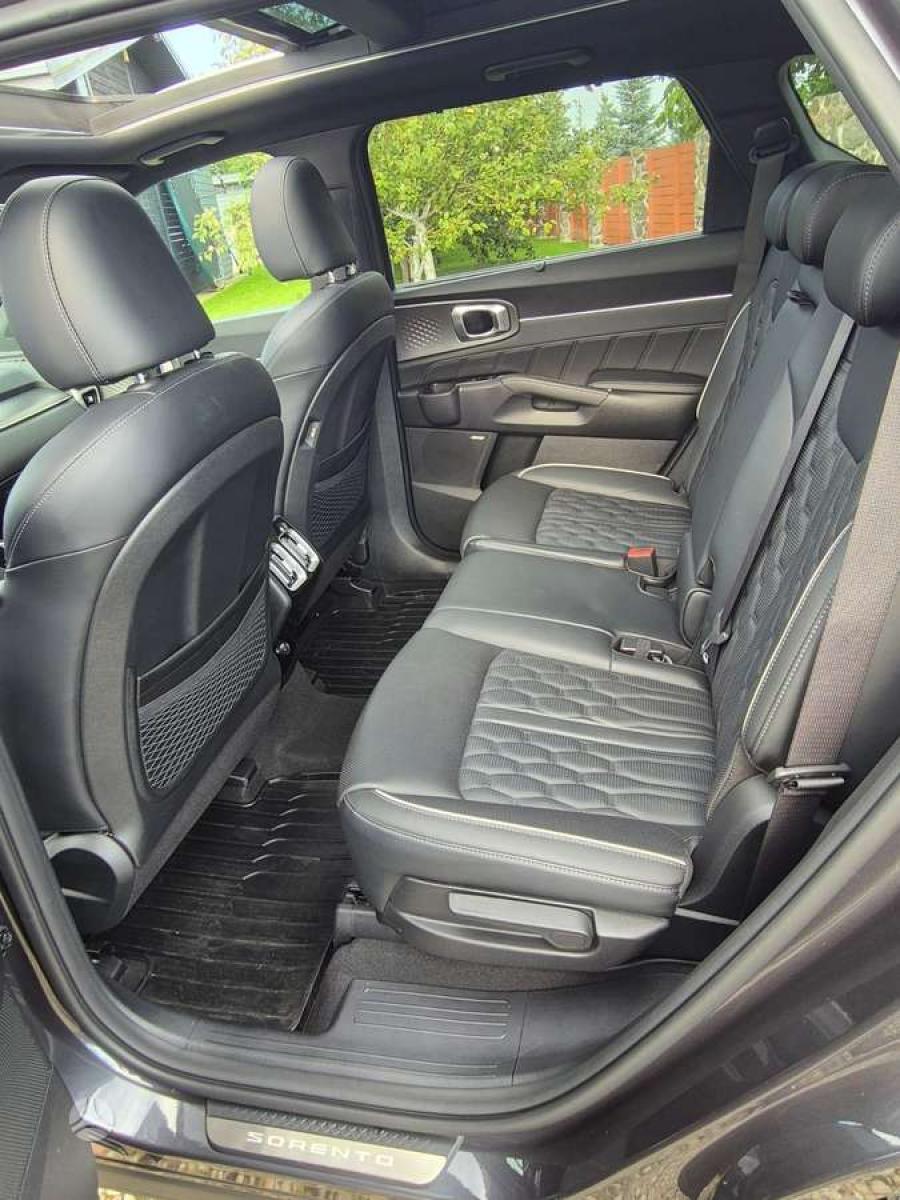 Grey Kia Sorento 2022 in Marijampole, with an engine capacity of 2.15 L and mileage of 235 thousand km for 22500 €, photo 7 on AUTOMOTO.COM.LV