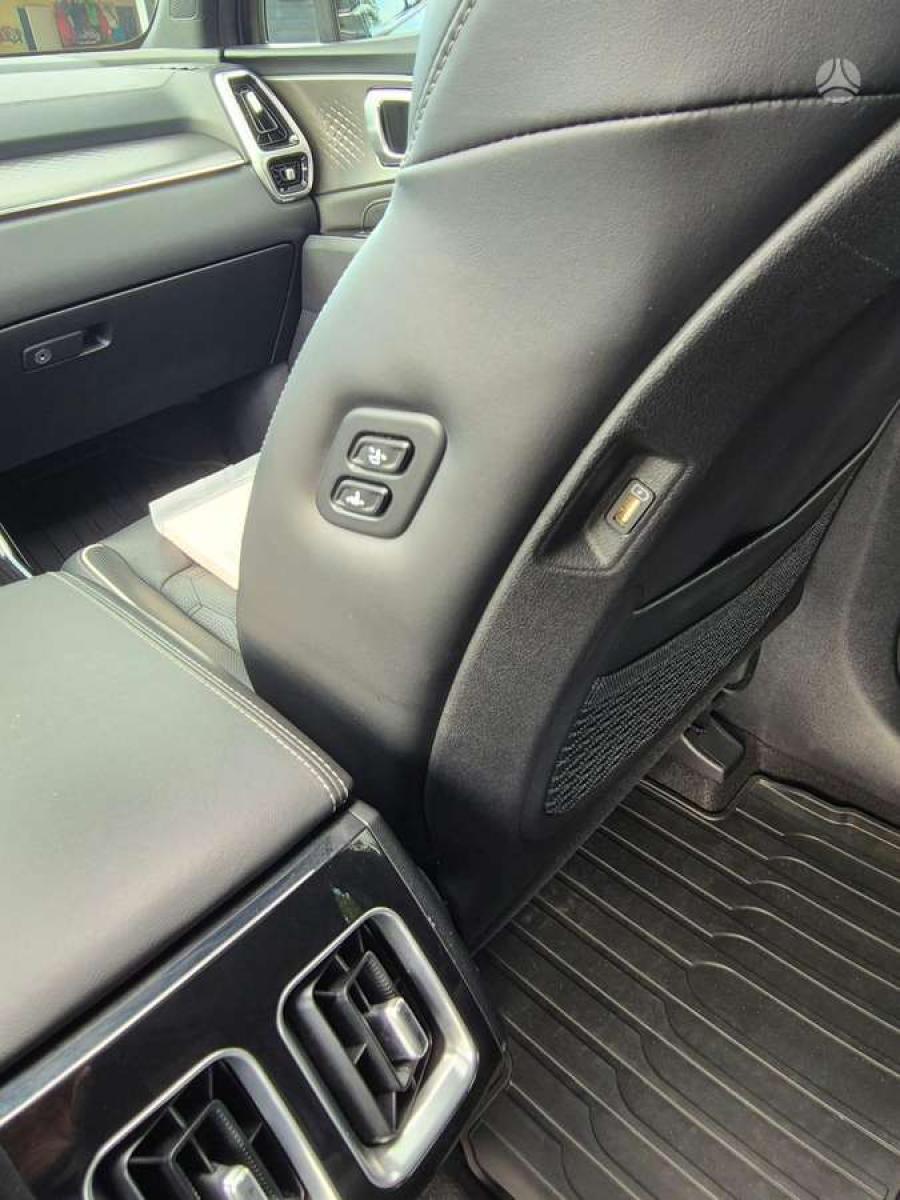 Grey Kia Sorento 2022 in Marijampole, with an engine capacity of 2.15 L and mileage of 235 thousand km for 22500 €, photo 8 on AUTOMOTO.COM.LV