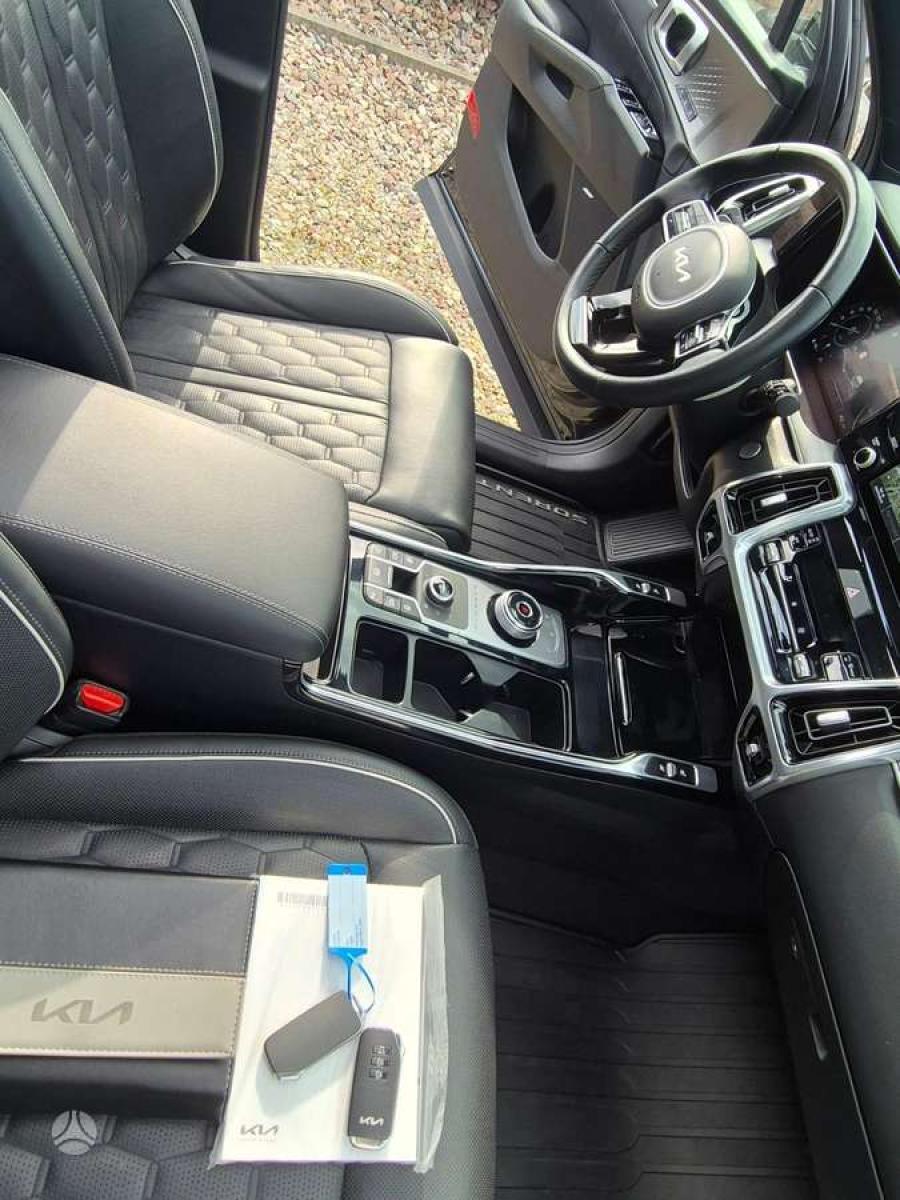 Grey Kia Sorento 2022 in Marijampole, with an engine capacity of 2.15 L and mileage of 235 thousand km for 22500 €, photo 12 on AUTOMOTO.COM.LV
