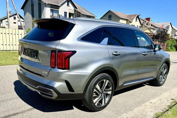 Grey Kia Sorento 2023 in Vilnius, with an engine capacity of 1.60 L and mileage of 154 thousand km for 26499 €, photo 5 on AUTOMOTO.COM.LV