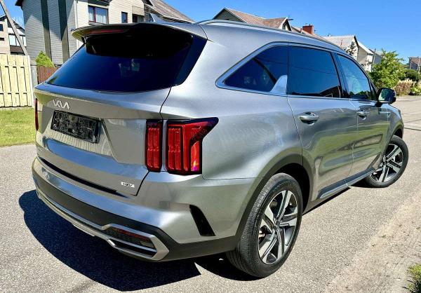 Grey Kia Sorento 2023 in Vilnius, with an engine capacity of 1.60 L and mileage of 154 thousand km for 26499 €, photo 6 on AUTOMOTO.COM.LV