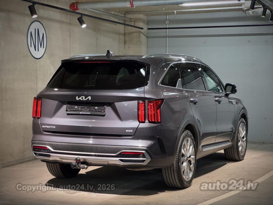 Grey Kia Sorento 2023 in Tallinn, with an engine capacity of 2.20 L and mileage of 127 thousand km for 32990 €, photo 5 on AUTOMOTO.COM.LV