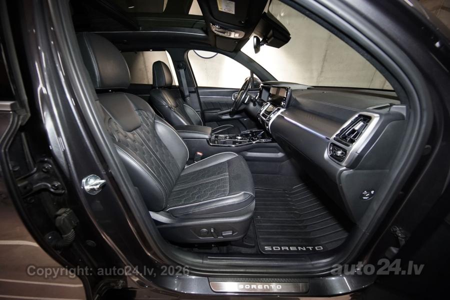 Grey Kia Sorento 2023 in Tallinn, with an engine capacity of 2.20 L and mileage of 127 thousand km for 32990 €, photo 12 on AUTOMOTO.COM.LV