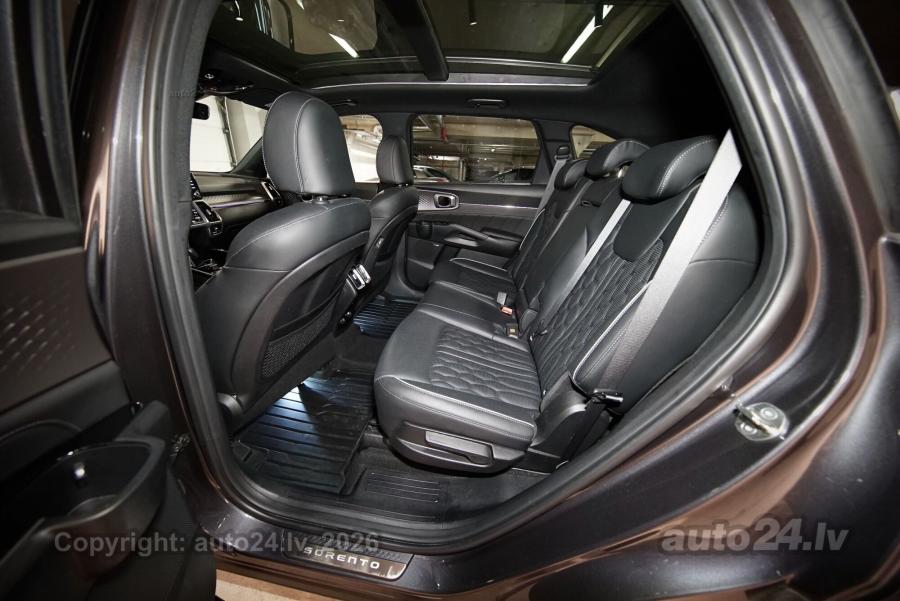 Grey Kia Sorento 2023 in Tallinn, with an engine capacity of 2.20 L and mileage of 127 thousand km for 32990 €, photo 13 on AUTOMOTO.COM.LV