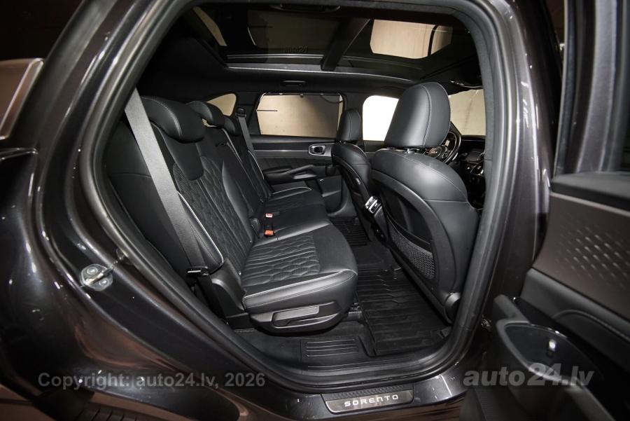 Grey Kia Sorento 2023 in Tallinn, with an engine capacity of 2.20 L and mileage of 127 thousand km for 32990 €, photo 14 on AUTOMOTO.COM.LV