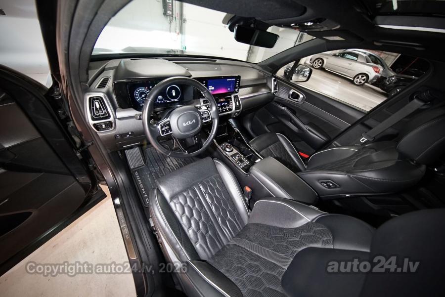Grey Kia Sorento 2023 in Tallinn, with an engine capacity of 2.20 L and mileage of 127 thousand km for 32990 €, photo 15 on AUTOMOTO.COM.LV