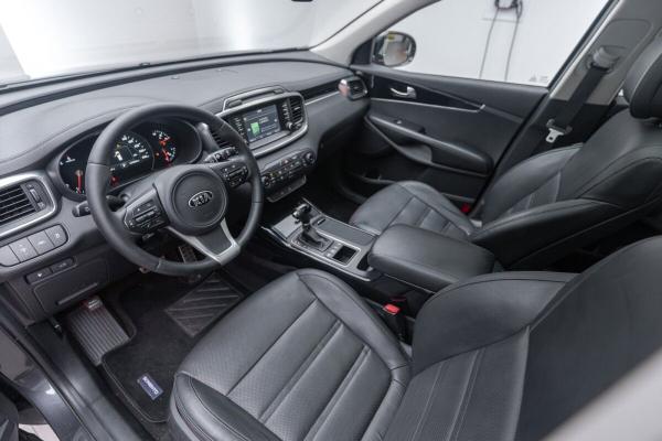 Grey Kia Sorento 2016 in Peetri, with an engine capacity of 2.20 L and mileage of 141 thousand km for 20700 €, photo 7 on AUTOMOTO.COM.LV