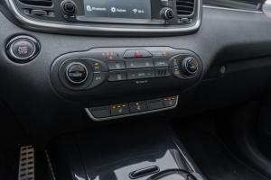 Pelēks Kia Sorento 2016 Peetri, ar dzinēja tilpumu 2.20 L un nobraukumu 141 tūkst. km par 20700 €, foto 12 vietnē AUTOMOTO.COM.LV