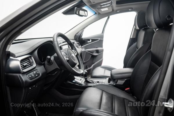 Grey Kia Sorento 2015 in Tallinn, with an engine capacity of 2.20 L and mileage of 229 thousand km for 13999 €, photo 7 on AUTOMOTO.COM.LV