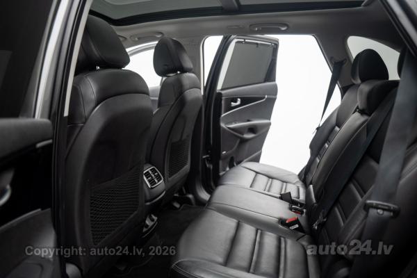 Grey Kia Sorento 2015 in Tallinn, with an engine capacity of 2.20 L and mileage of 229 thousand km for 13999 €, photo 8 on AUTOMOTO.COM.LV