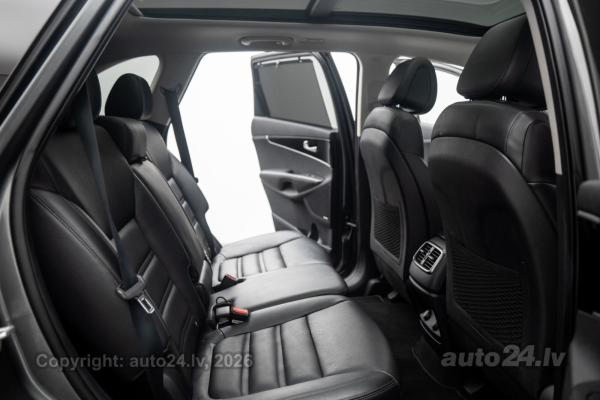 Grey Kia Sorento 2015 in Tallinn, with an engine capacity of 2.20 L and mileage of 229 thousand km for 13999 €, photo 9 on AUTOMOTO.COM.LV