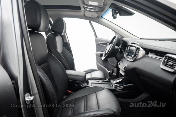 Grey Kia Sorento 2015 in Tallinn, with an engine capacity of 2.20 L and mileage of 229 thousand km for 13999 €, photo 10 on AUTOMOTO.COM.LV