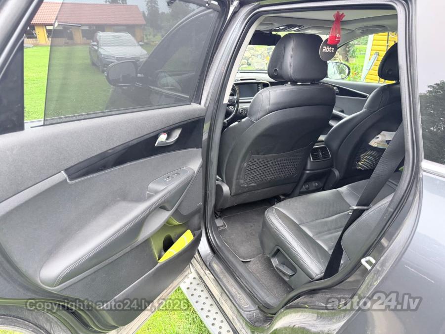 Pelēks Kia Sorento 2015 Rapla, ar dzinēja tilpumu 2.20 L un nobraukumu 276 tūkst. km par 16000 €, foto 12 vietnē AUTOMOTO.COM.LV